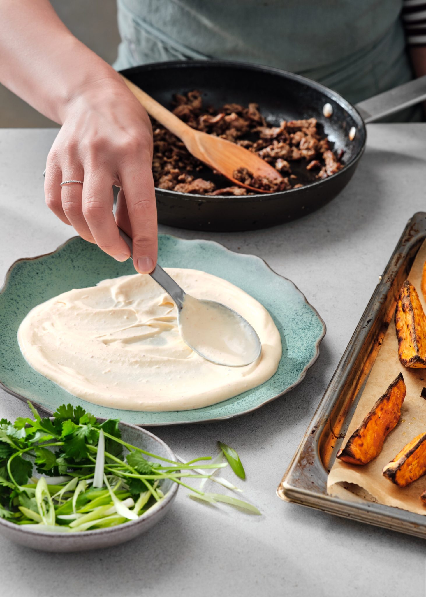 Zoete aardappel met harissa-zure room en lamsgehakt | Koken met De Morgen
