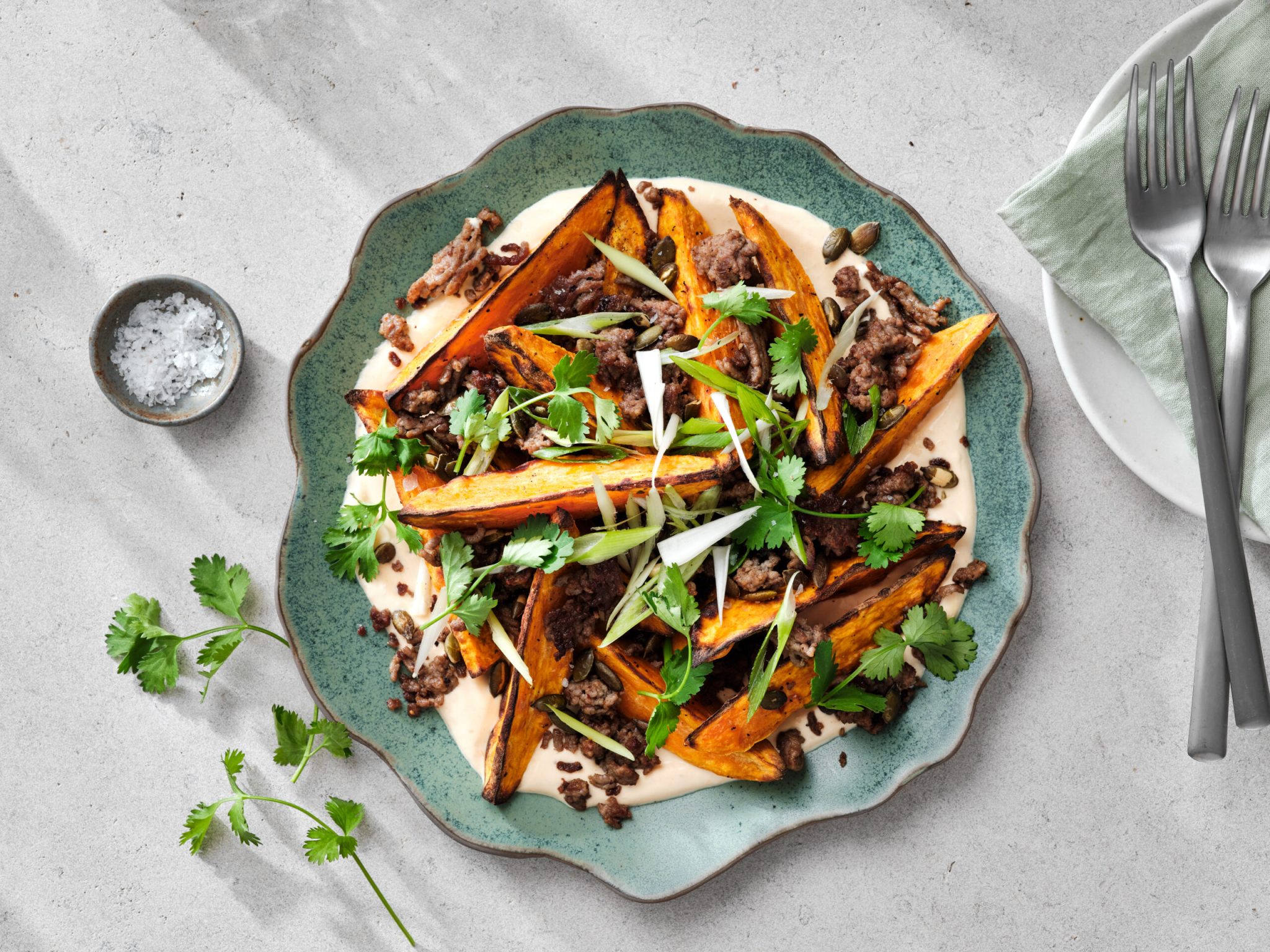 Zoete aardappel met harissa-zure room en lamsgehakt | Koken met De Morgen