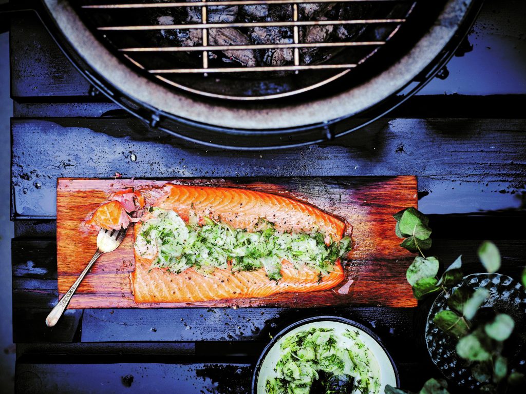 Warme gerookte zalm op de barbecue | Koken met De Morgen