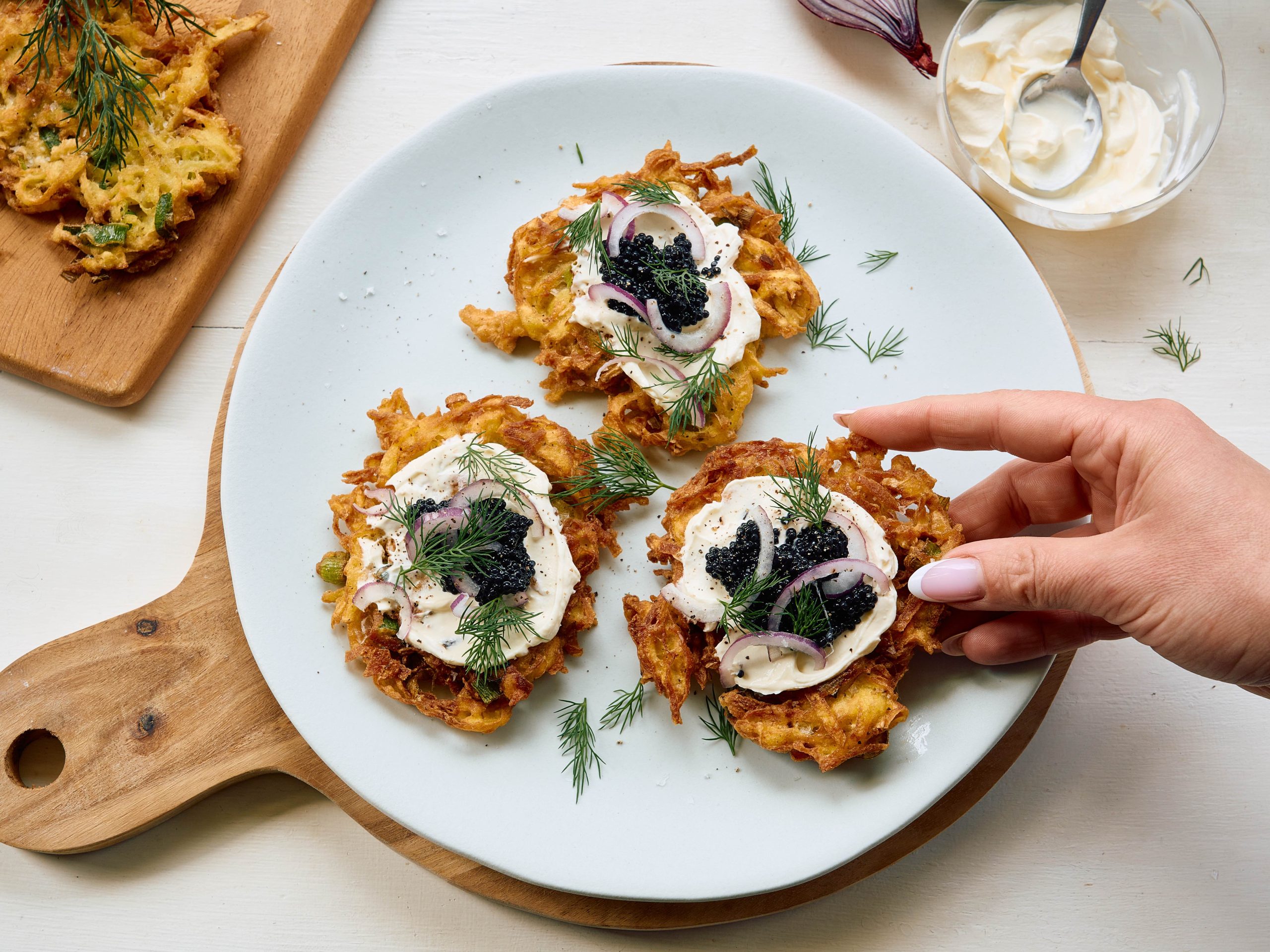 Latke met zure room en zeewierkaviaar | Koken met De Morgen