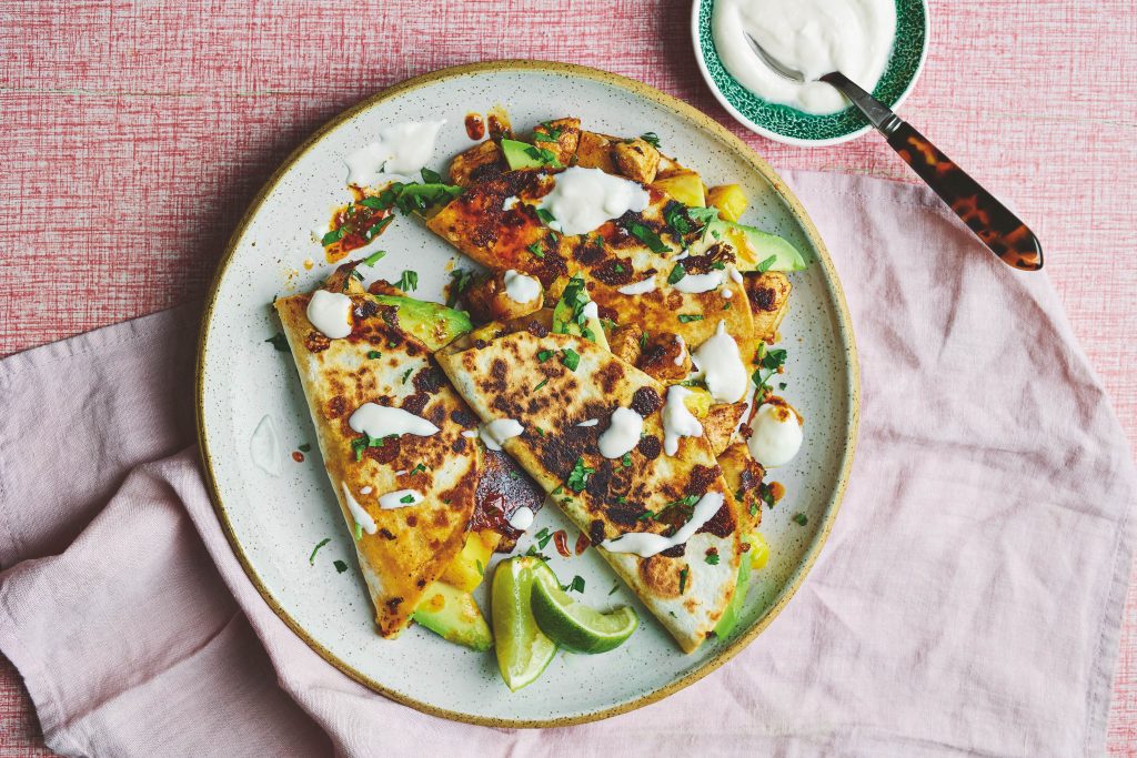 Zoete aardappel met harissa-zure room en lamsgehakt | Koken met De Morgen