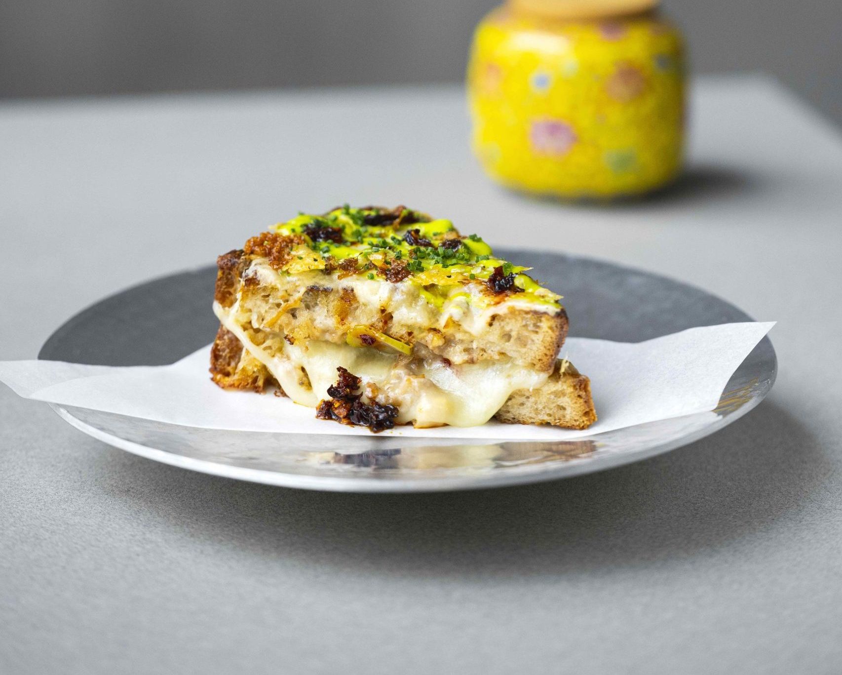 Crispy croque, taleggio, jalapeño, venkelworst, pickles | Koken met De ...