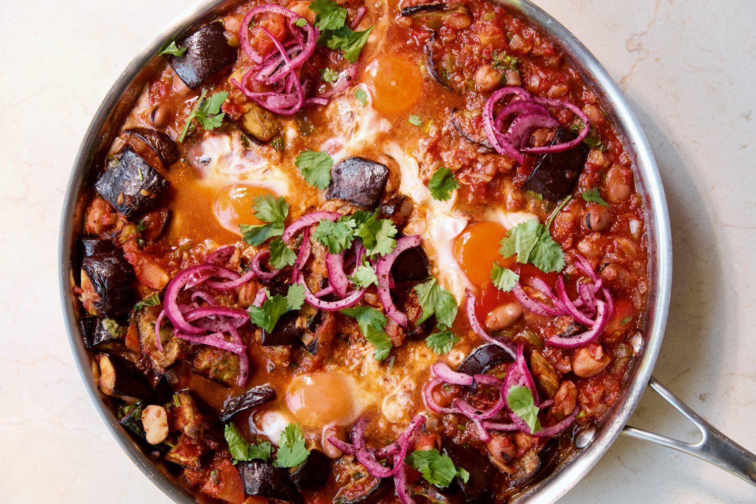 Aubergine & tuinbonen met eieren (Bitinjan w ful ma’ beyd) | Koken met ...