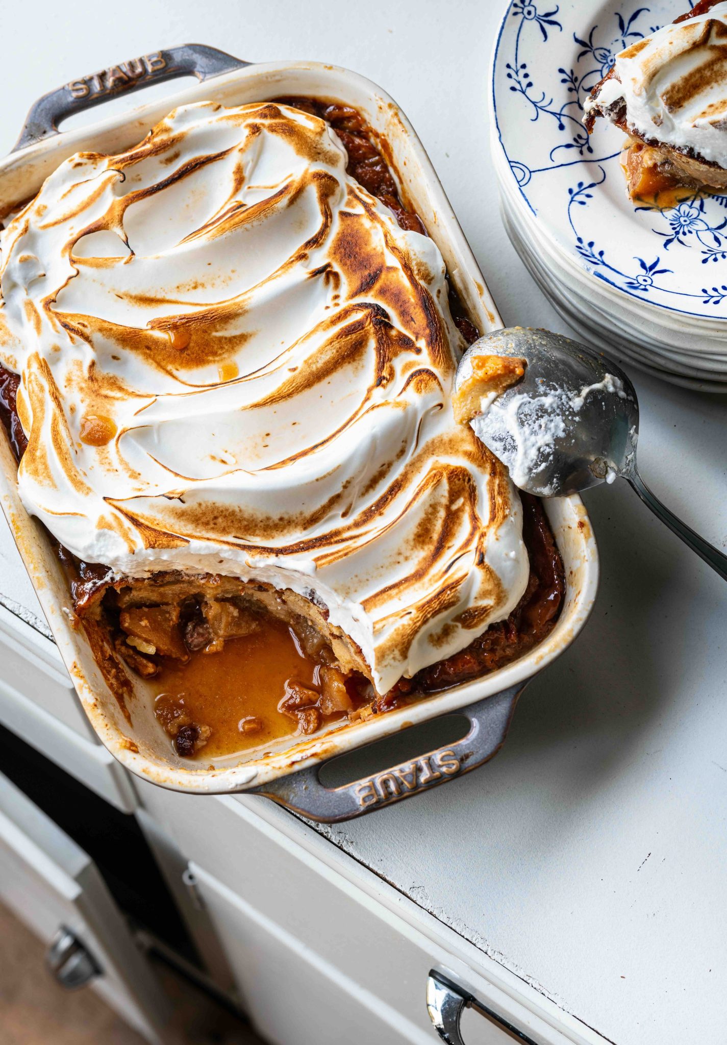 Gebakken appel met broodpudding en meringue | Koken met De Morgen